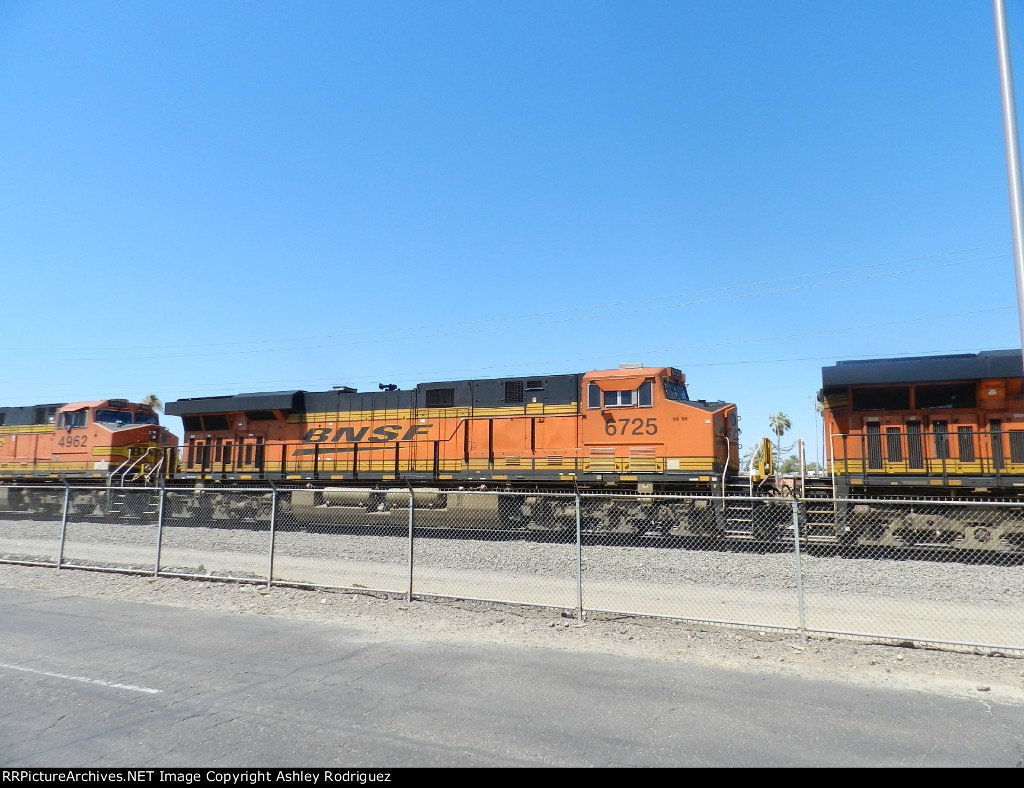 BNSF 6725